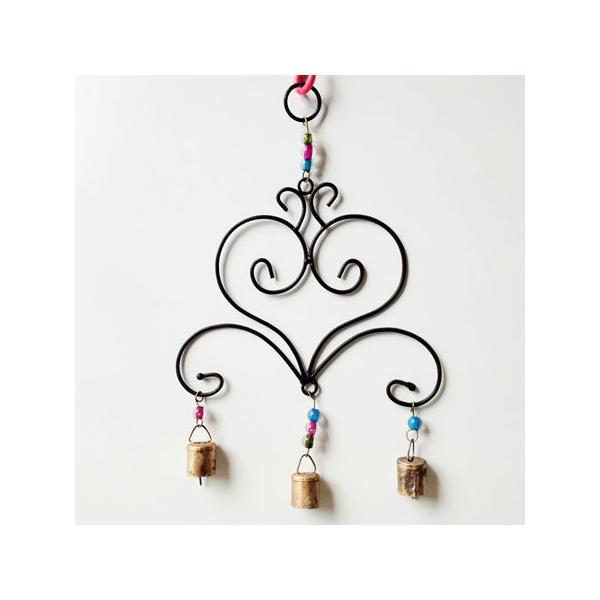 エキゾチックな雰囲気満点のシリーズ。可愛いビーズ＆鉄ベルのアイアンベルです♪カウベルのようなカランカランと控え目な音がとてもかわいいです。音が鳴る物は風水的にも運気アップに効果的です。玄関やお部屋にナチュラルな雑貨を飾ってみませんか？サイズ...
