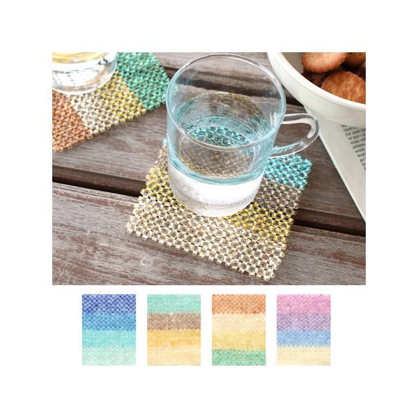 キラキラの小さなガラスビーズで作ったとても愛らしいインドのコースターです。職人さんが一つ一つ手作業で編んでいます。四角い形にカラフルな配色がスイーツのように可愛くてどれを使うか迷っちゃいます。お友達とワイワイ選ぶのも楽しい！気軽に使えるカジ...