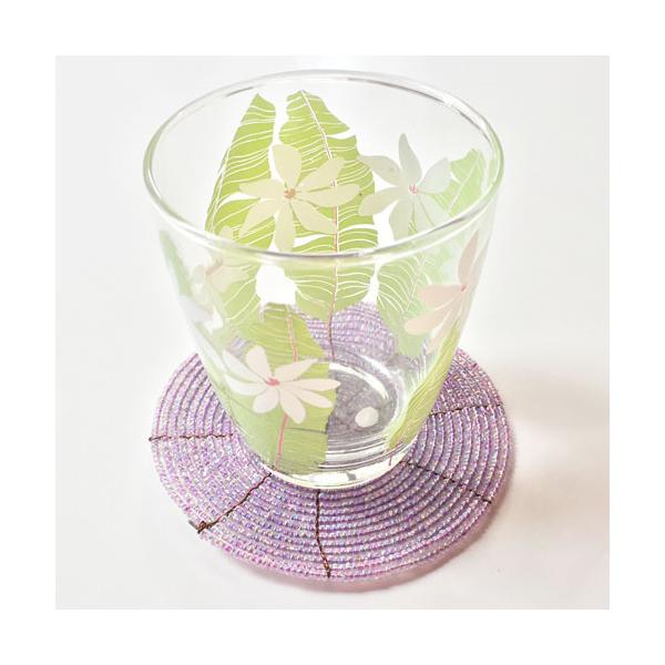 アジアンテイストたっぷりのキラキラのガラスビーズがとても愛らしいビーズのコースターです。ステンレスのワイヤーで編み込んでいるので型くずれしにくく、ワイヤー部が錆びにくいです。インテリアとしてもおすすめです。これからの季節にぴったり、テーブル...