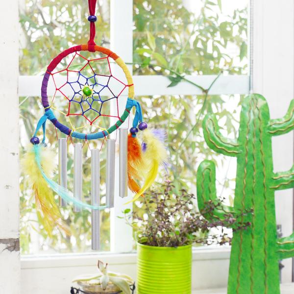 カラフルな色使いとウッドビーズが可愛い！金属性パイプが揺れてぶつかり合う事で綺麗な音色を奏でるレインボーカラーのドリームキャッチャーチャイムドリームキャッチャーは魔除けのお守りとしても、玄関やお部屋のインテリアオブジェとしてもGoodです。...
