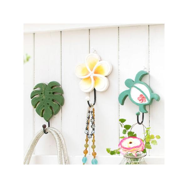 人気のカービングフックがカラフルになって登場しました。気分はハワイアン〜♪なホヌとモンステラのペイントフック。玄関やリビングの壁に飾ると雰囲気がグッと明るくなります。■生産地：タイ■素　材：Wood アイアン■サイズ：モンステラ：15×10...