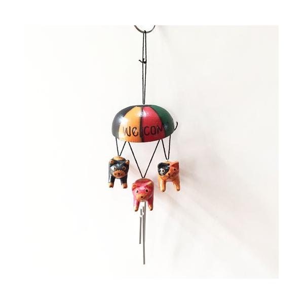 パラソルにぶら下がった3匹の子猫たちが何とも可愛らしい。ほのぼのとした姿がかわいいアニマルの木彫り風鈴チャイムです。風鈴の優しい音色でバリの空気を是非感じとって下さいね♪リビングや玄関に車のルームミラーなどにつるして癒されること間違いなし！...