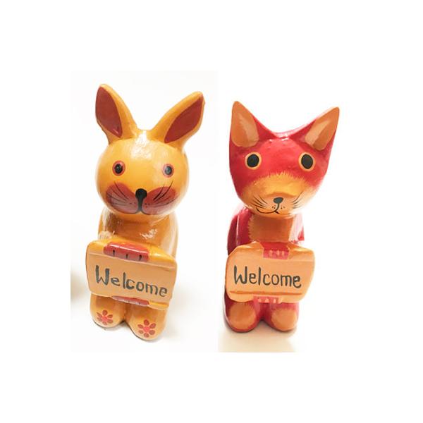 ＷＥＬＣＯＭとメッセージボードを持った可愛いネコとウサギの置物です。ただそこにあるだけでほっこりします。お部屋が明るく楽しくなります。サイズ：ネ　コ：高さ約15cm、幅約5.5cm、奥行き約6cmウサギ：高さ約16cm、幅約5cm、奥行き約...