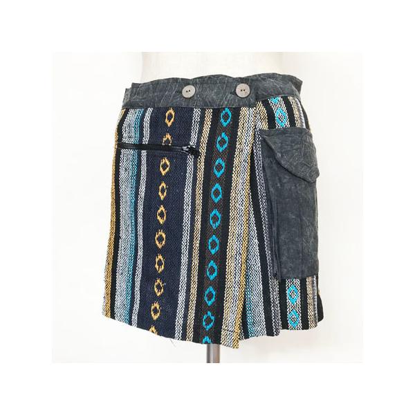 カラフルな幾何学模様がエスニックテイストなゲリコットンで作られた巻きスカートです。お尻をカバーできるミニスカート。レギンスやスキニーなどに合わせるとかわいいです。腰回りぽかぽか・冷え寒さ対策にもGOOD!です。■生産地：ネパール■素　材：コ...