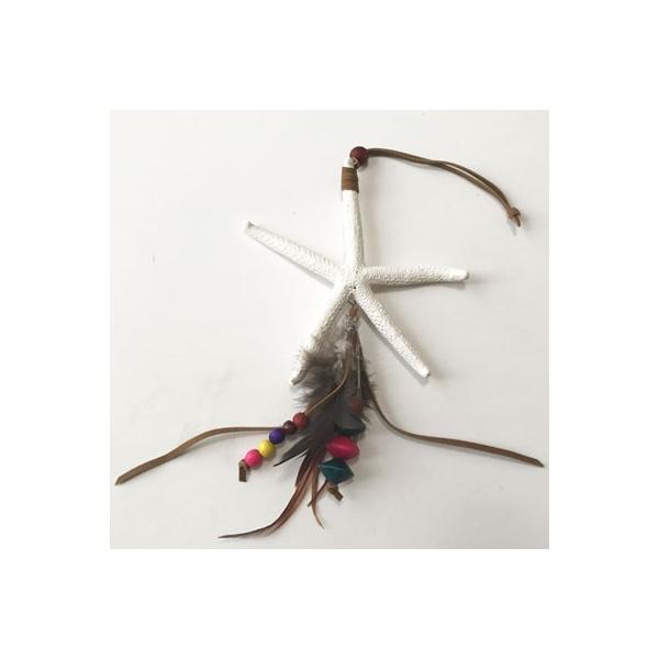 カラフルなウッドビーズとフェザーがついたヒトデのオーナメント♪ ナチュラルな雰囲気のハワイアン雑貨で楽しいリゾートライフを〜♪窓際や玄関・車内に飾ってリゾートライフを楽しみましょう！サイズ：高さ：約24cm、幅：約11cm、ヒトデ：約11c...