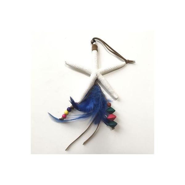 カラフルなウッドビーズとフェザーがついたヒトデのオーナメント♪ ナチュラルな雰囲気のハワイアン雑貨で楽しいリゾートライフを〜♪窓際や玄関・車内に飾ってリゾートライフを楽しみましょう！サイズ：高さ：約24cm、幅：約11cm、ヒトデ：約11c...