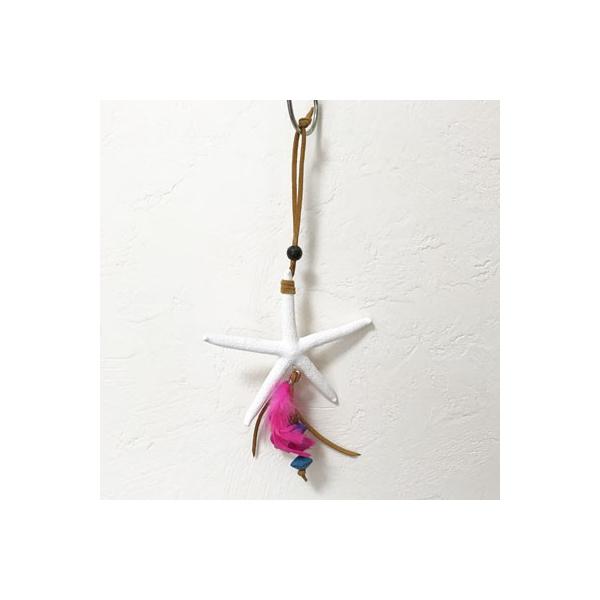 カラフルなウッドビーズとフェザーがついたヒトデのオーナメント♪ ナチュラルな雰囲気のハワイアン雑貨で楽しいリゾートライフを〜♪窓際や玄関・車内に飾ってリゾートライフを楽しみましょう！サイズ：高さ：約24cm、幅：約11cm、ヒトデ：約11c...