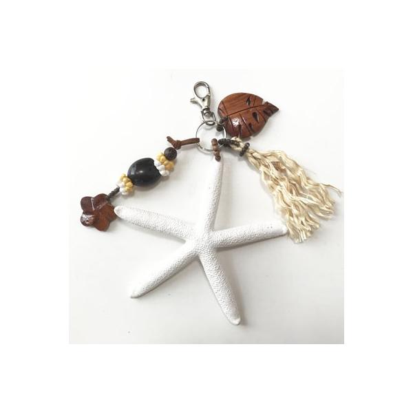 シェルとククイナッツとモンステラモチーフがついたヒトデのキーホルダー♪ ナチュラルな雰囲気のハワイアン雑貨で楽しいリゾートライフを〜♪窓際や玄関・車内に飾ってリゾートライフを楽しみましょう！サイズ：高さ：約20cm、幅：約13.5cm、ヒト...