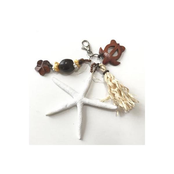 シェルとククイナッツとモンステラモチーフがついたヒトデのキーホルダー♪ ナチュラルな雰囲気のハワイアン雑貨で楽しいリゾートライフを〜♪窓際や玄関・車内に飾ってリゾートライフを楽しみましょう！サイズ：高さ：約20cm、幅：約13.5cm、ヒト...