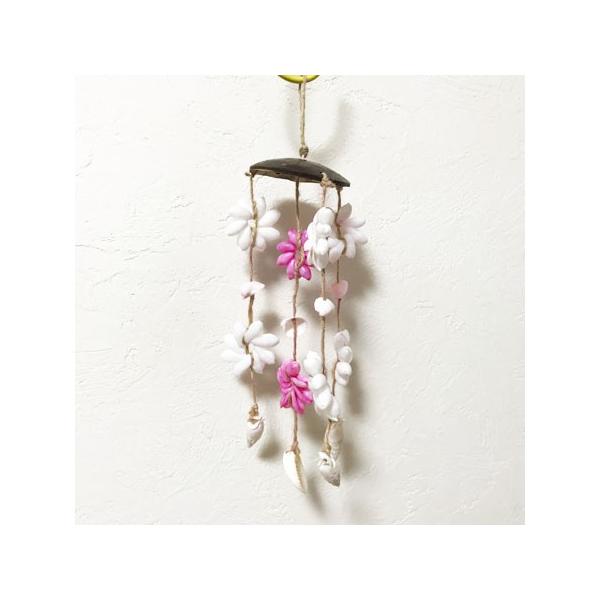 ハワイアンのテイストな素材がいっぱい詰まったようなバブルシェルと巻貝の風鈴♪ ナチュラルな雰囲気のハワイアン雑貨で楽しいリゾートライフを〜♪オーナメントとして窓際や玄関・車内に飾ってリゾートライフを楽しみましょう！サイズ：高さ：約32cm、...