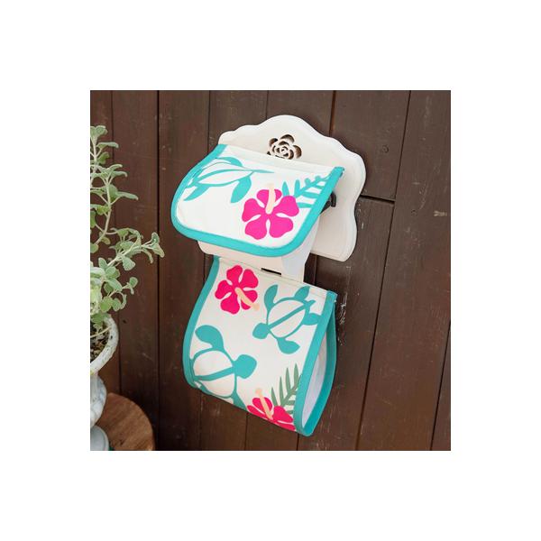 ハワイアン〜♪なアイテムでトイレもうきうきなトイレットペーパーホルダーカバーです ♪ワレア＝ハワイ語で「やすらぎ」、ホヌ＝ハワイ語で「ウミガメ」。人気のハワイアン柄がトイレタリー商品になって登場！ホヌとハイビスカスの柄でいつでも常夏気分が味...