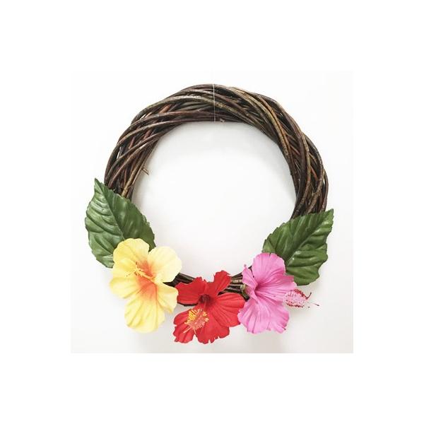 とってもかわいいハイビスカスのリースです。玄関やリビングの壁に飾ると雰囲気がグッと明るくなります。■サイズ:リース21cm ■素   材：柳、麻、ポリエステル・ポリエチレン■原産国：CHINA■生産地：JAPAN　石巻※環境の変化により多少...