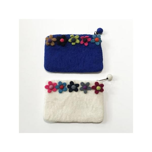 お花のラインがかわいいほっこりとしたフエルトポーチ♪ちょっとした小物入れやアクセサリー入れに重宝します！裏地もしっかりしていて、ファスナーが付いていて機能面もばっちり！温かみのある手作りのぬくもりを感じるアイテムです。サイズ：横約14.5c...