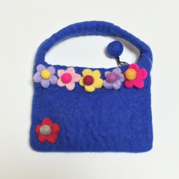 お花のラインがかわいいほっこりとしたフエルトポーチ♪ちょっとした小物入れやアクセサリー入れに重宝します！裏地もしっかりしていて、ファスナーが付いていて機能面もばっちり！温かみのある手作りのぬくもりを感じるアイテムです。サイズ：横14cm前後...