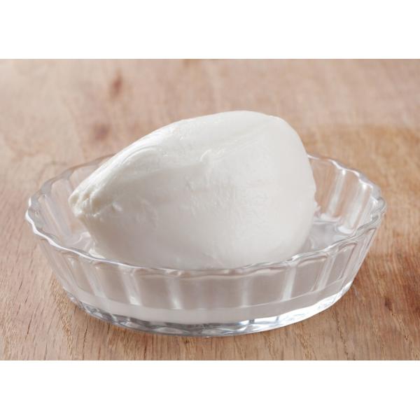 イタリア南部原産の伸び縮みする擬乳チーズです。イタリアから技術指導を受けて技法を習得。その後、信州浅間山麓の風土に合わせて改良を重ね、つやとねばりがあり舌に優しくなじむ特徴のあるモッツァレラに育てました。アトリエ・ド・フロマージュでは自家製...