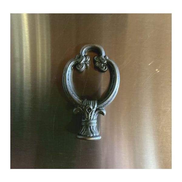 幅46mm × 高さ77mm　アンティックブラス（しんちゅう）仕上げ３分のニップルが丁度入るサイズのループです。ニップルのサイズではない部分に取り付けたい場合は、別途ブッシング（5mm or 6mm）が必要です。