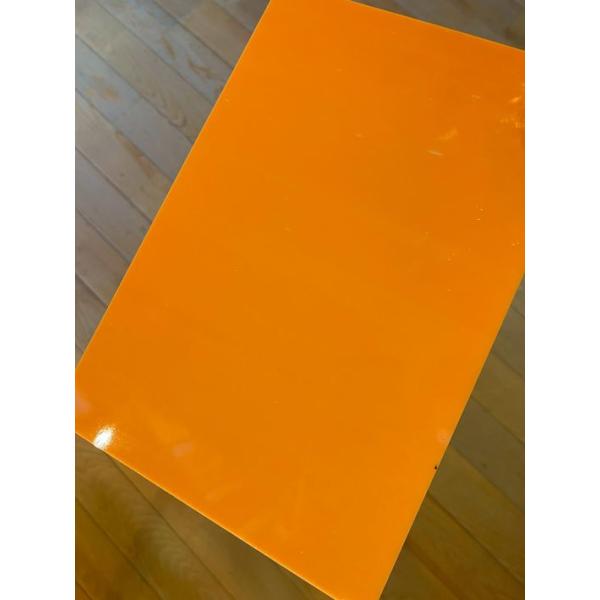 約30cm×約20cm。パーシモンオレンジ（柿色）。写真が現物となりますので、色味などは写真をご確認下さい。ガラスのシワや小さな傷が入る場合が御座いますが、予めご了承下さい。