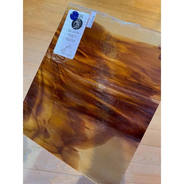 約30cm×約25cm。1点もののため、写真が現物となりますので、色味などは写真をご確認下さい。COE96で、フュージングにも利用可能です。製造時よりあるガラスのシワや、小さな傷がある場合が御座いますが、予めご了承下さい。