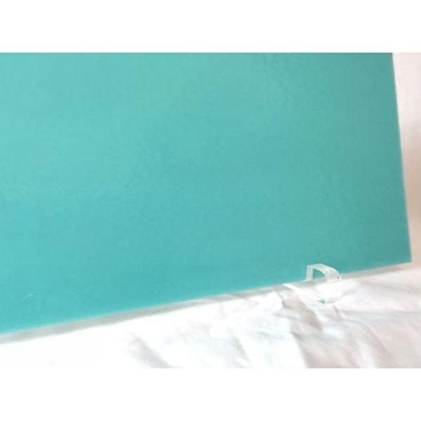 約25cm×約22cm。ターコイズブルー。3mm厚。焼成せずにそのままステンドグラス作品の制作にもお使い頂けます。ブルズアイフュージングはガラスや材料も豊富で、膨張係数の安定性においてもとても定評があり、色彩鮮やかな製品は世界的にも大変人気...