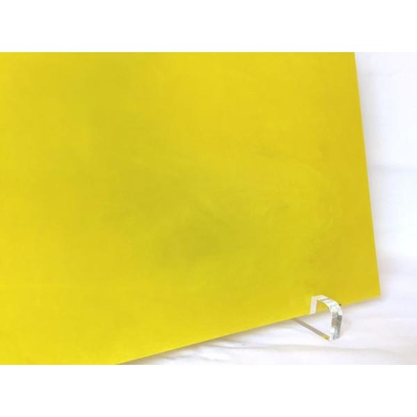 約25cm×約22cm。イエロー。3mm厚。※ストライカー（適切な焼成下で発色します。）焼成せずにそのままステンドグラス作品の制作にもお使い頂けます。ブルズアイフュージングはガラスや材料も豊富で、膨張係数の安定性においてもとても定評があり、...