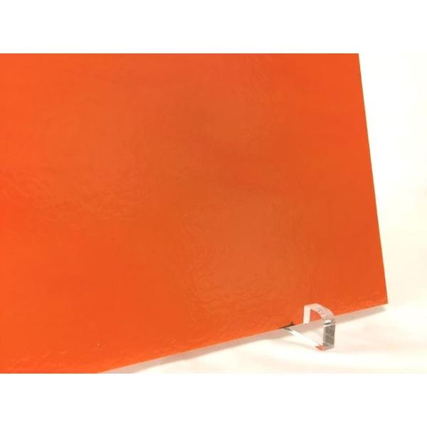 約25cm×約22cm。オレンジ。3mm厚。※ストライカー（適切な焼成下で発色します。）焼成せずにそのままステンドグラス作品の制作にもお使い頂けます。ブルズアイフュージングはガラスや材料も豊富で、膨張係数の安定性においてもとても定評があり、...