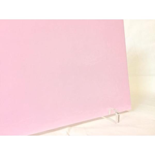 約25cm×約22cm。ベタルピンク。3mm厚。焼成せずにそのままステンドグラス作品の制作にもお使い頂けます。ブルズアイフュージングはガラスや材料も豊富で、膨張係数の安定性においてもとても定評があり、色彩鮮やかな製品は世界的にも大変人気があ...