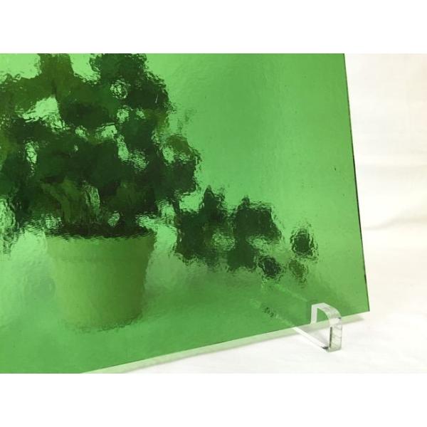 約25cm×約22cm。ライトグリーン。3mm厚。焼成せずにそのままステンドグラス作品の制作にもお使い頂けます。ブルズアイフュージングはガラスや材料も豊富で、膨張係数の安定性においてもとても定評があり、色彩鮮やかな製品は世界的にも大変人気が...