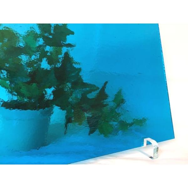 約25cm×約22cm。ターコイズブルー。3mm厚。焼成せずにそのままステンドグラス作品の制作にもお使い頂けます。ブルズアイフュージングはガラスや材料も豊富で、膨張係数の安定性においてもとても定評があり、色彩鮮やかな製品は世界的にも大変人気...