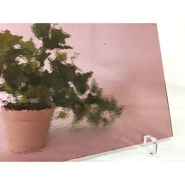 約25cm×約22cm。ライトプラム。3mm厚。焼成せずにそのままステンドグラス作品の制作にもお使い頂けます。ブルズアイフュージングはガラスや材料も豊富で、膨張係数の安定性においてもとても定評があり、色彩鮮やかな製品は世界的にも大変人気があ...