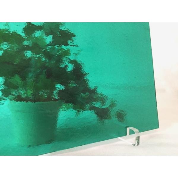 約25cm×約22cm。エメラルド。3mm厚。焼成せずにそのままステンドグラス作品の制作にもお使い頂けます。ブルズアイフュージングはガラスや材料も豊富で、膨張係数の安定性においてもとても定評があり、色彩鮮やかな製品は世界的にも大変人気があり...