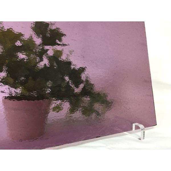 約25cm×約22cm。ライトバイオレット。3mm厚。焼成せずにそのままステンドグラス作品の制作にもお使い頂けます。ブルズアイフュージングはガラスや材料も豊富で、膨張係数の安定性においてもとても定評があり、色彩鮮やかな製品は世界的にも大変人...