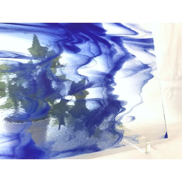 約25cm×約22cm。ディープコバルトブルーオパール・クリアー。3mm厚。焼成せずにそのままステンドグラス作品の制作にもお使い頂けます。ブルズアイフュージングはガラスや材料も豊富で、膨張係数の安定性においてもとても定評があり、色彩鮮やかな...