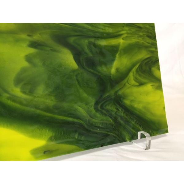 約25cm×約22cm。イエロー・グリーン。3mm厚。焼成せずにそのままステンドグラス作品の制作にもお使い頂けます。ブルズアイフュージングはガラスや材料も豊富で、膨張係数の安定性においてもとても定評があり、色彩鮮やかな製品は世界的にも大変人...