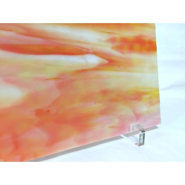 約25cm×約22cm。ホワイト・オレンジオパール。3mm厚。※写真はその時にあった在庫を撮影した一例です。ホワイトが偏って入ったり、オレンジが偏って入ったりする場合が御座いますので、予めご了承下さい。焼成せずにそのままステンドグラス作品の...