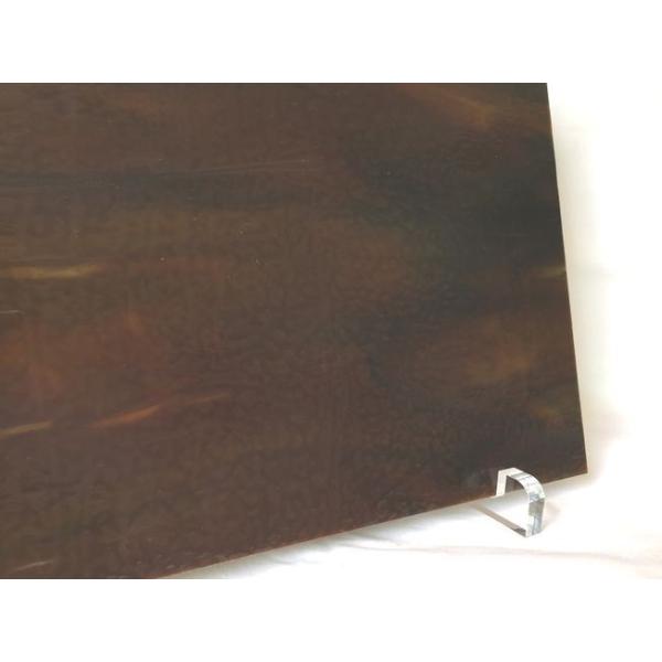 約25cm×約22cm。ブラウン・アイボリー・ブラック。3mm厚。焼成せずにそのままステンドグラス作品の制作にもお使い頂けます。ブルズアイフュージングはガラスや材料も豊富で、膨張係数の安定性においてもとても定評があり、色彩鮮やかな製品は世界...