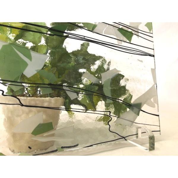 約25cm×約22cm。クリアーにブラックのストリーマーとグリーン・ホワイトのフラクチャー。焼成せずにそのままステンドグラス作品の制作にもお使い頂けます。ブルズアイフュージングはガラスや材料も豊富で、膨張係数の安定性においてもとても定評があ...