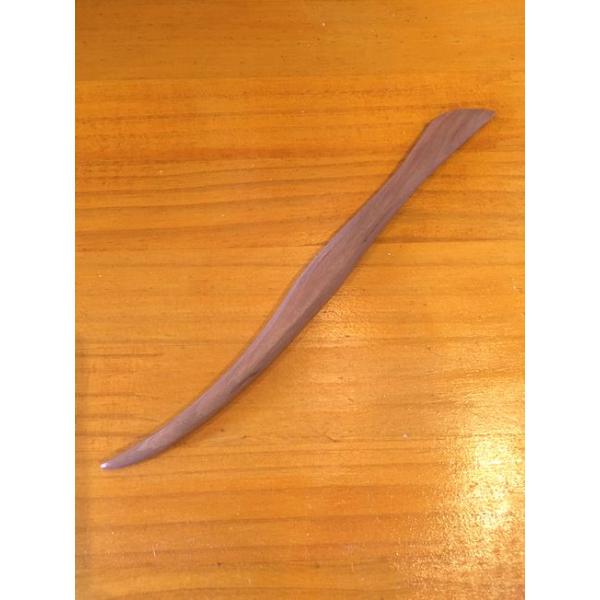 ガラスにコパーテープを巻いた際に、テープを綺麗におさえるのに使用します。身近なもので代用もできますが、お値段も手頃なのであると便利です。手になじむ木製のへらです。根強い人気があります。※製造時期により写真のものとは濃薄に違いが出る場合が御座...