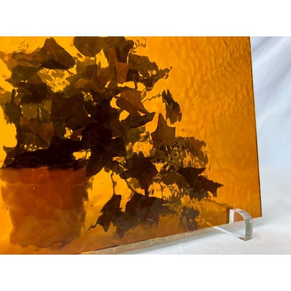 約35cm×約20cm。コロネーションゴールド。古い歴史のあるアメリカのウィスマーク社のガラスです。イングリッシュマッフルは使いやすいガラスとして根強い人気があります。★イングリッシュマッフルは所謂耳の部分や、欠けの部分が入ってしまう場合が...