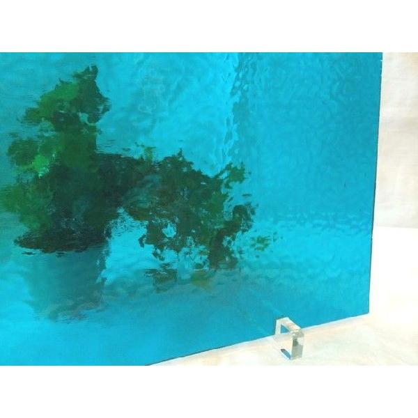 約35cm×約20cm。アクアブルー。古い歴史のあるアメリカのウィスマーク社のガラスです。イングリッシュマッフルは使いやすいガラスとして根強い人気があります。★イングリッシュマッフルは所謂耳の部分や、欠けの部分が入ってしまう場合が御座います...