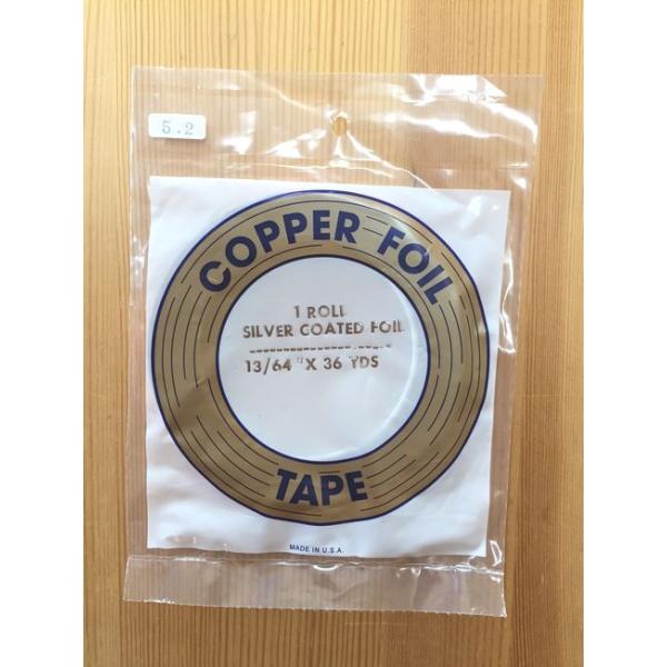 幅：約5.2mm 長さ：約33m。テープ裏側の糊の部分が、銀色です。はんだを銀色のまま仕上げる作品や鏡など、用途に応じてテープを使い分けることでより良い作品に仕上がります。