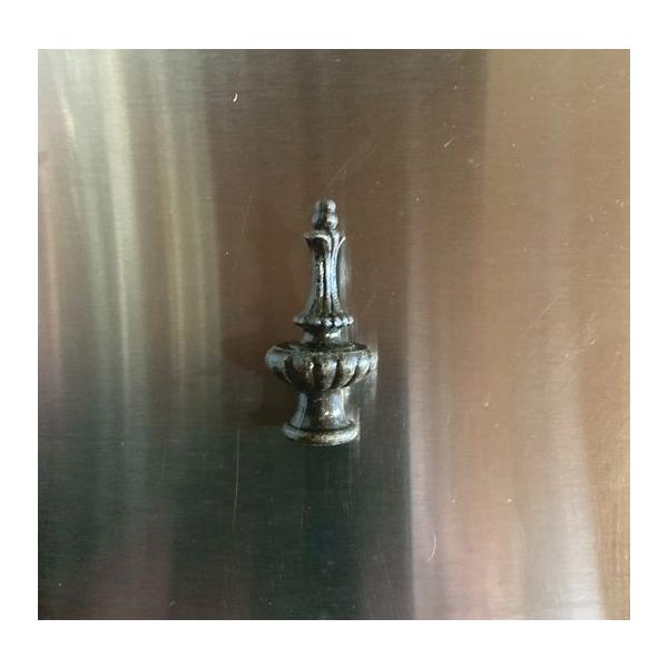 幅28mm × 高さ57mm　アンティックブラス（しんちゅう）仕上げ３分のニップルが丁度入るサイズのギボシです。ニップルのサイズではない部分に取り付けたい場合は、別途ブッシング（5mm or 6mm）が必要です。