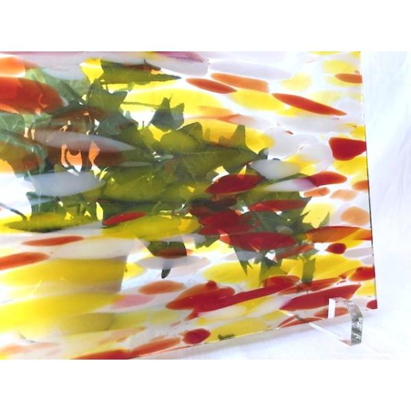 旧スペクトラムSPF4561S。製造上の都合により、写真2枚目のようにどうしてもつぶれたような模様の箇所が一部入る可能性が御座いますので、予めご了承下さい。色：クリアー・アイボリー・イエロー・レッド。約30cm × 約20cm。フュージング...