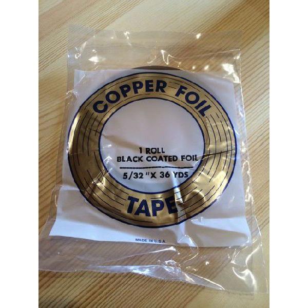 幅：約4.0mm 長さ：約33m。テープの裏側が黒いホイルです。はんだを黒く仕上げる際に使用することが多い、最もポピュラーなタイプのホイルになります。