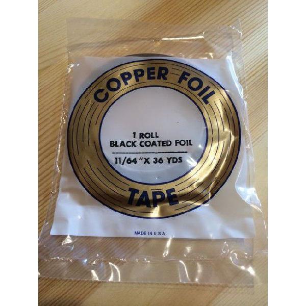 幅：約4.4mm 長さ：約33m。テープの裏側が黒いホイルです。はんだを黒く仕上げる際に使用することが多い、最もポピュラーなタイプのホイルになります。