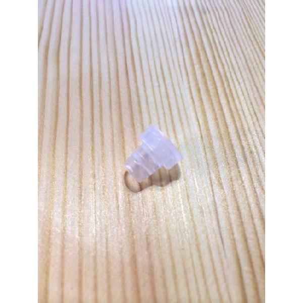 ニップルの穴に取り付けてコードを保護します。下の写真はニップルに取り付けた状態です。