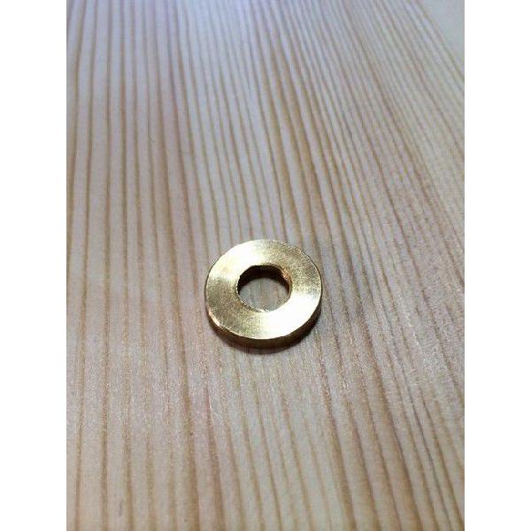 外径20mmx厚み3mm、3分ニップル用です。ランプベースのキャップの高さ調節などに使用します。六角ナットでも可ですが、見た目や色など、調整の際にはこちらを選択するのがいいと思います。