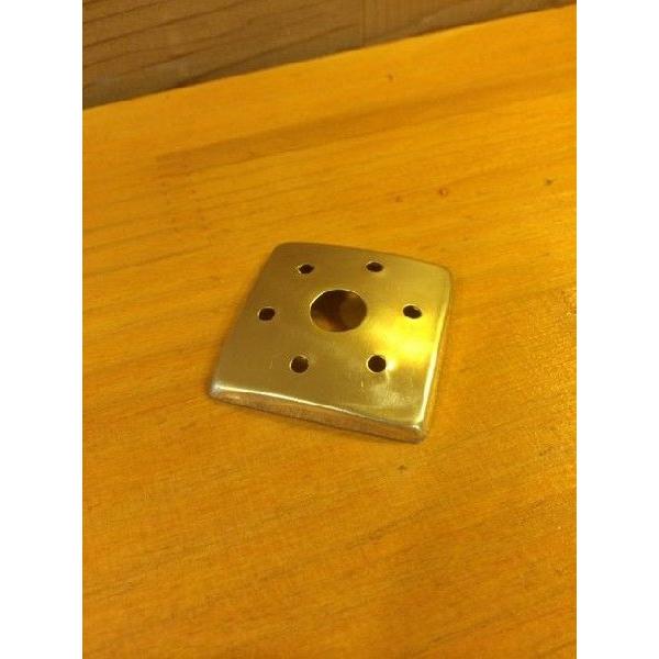 40mm角。しんちゅう製。
