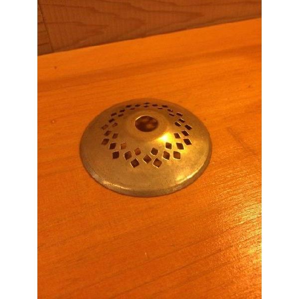 64mm。しんちゅう製。※入荷時期によっては、放熱穴の数やキャップの形状などが若干異なる場合が御座いますので、予めご了承下さい。メッシュキャップが平たいのに比べて、ファンシーキャップは中央にむけて盛り上がっており山型になっています。