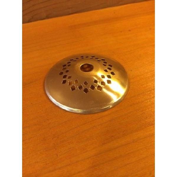 70mm。しんちゅう製。※入荷時期によっては、放熱穴の数やキャップの形状などが若干異なる場合が御座いますので、予めご了承下さい。メッシュキャップが平たいのに比べて、ファンシーキャップは中央にむけて盛り上がっており山型になっています。