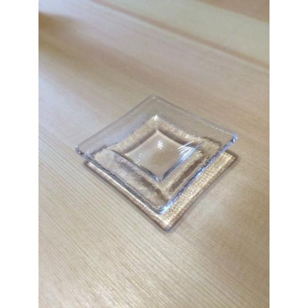 1辺の長さ：約40mmお休みライトの上部に置くことで、電球の熱によりアロマが香ります。中央部が凹んでおりますので、その中にアロマを入れて下さい。座金は基本的には4角のタイプになりますが、Lサイズの場合は制作時にお皿の大きさに合わせて開口部を...